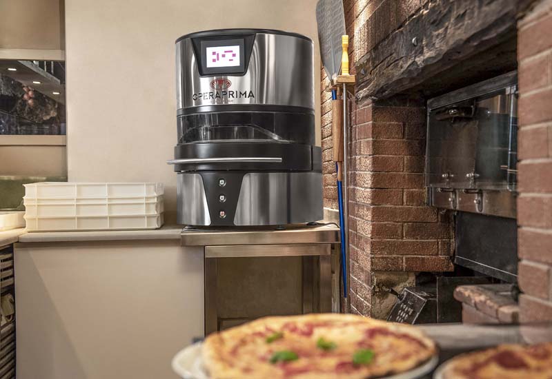 Pizza stretching equipment simulates the hand movements of chefs