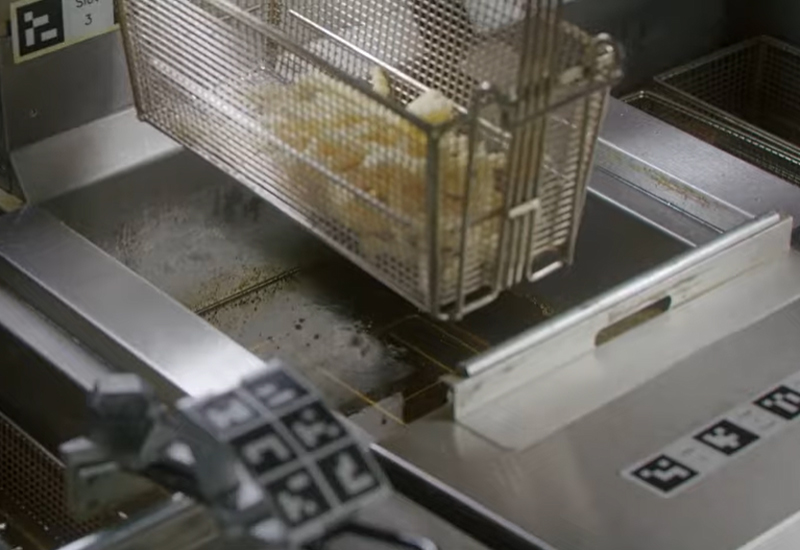 Flippy kitchen assistant wings way into frying game